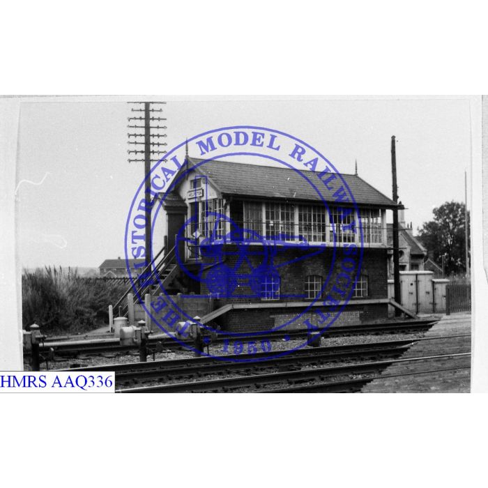 [AAQ336] Ex-GNR signal box, SE corner, staggered level crossing gates ...