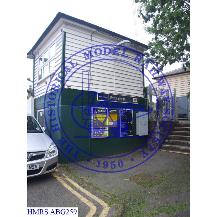 [ABG259] East Farleigh Station. Platform 1 crossing box. South facing ...