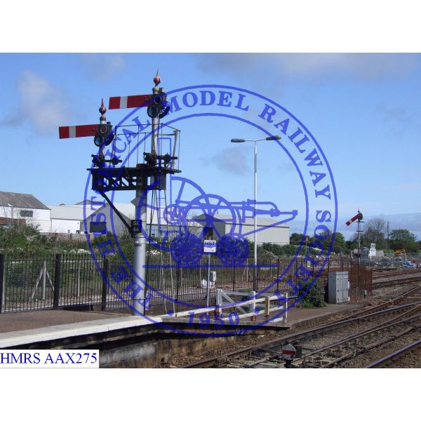 [AAX275] Two arm signal at the northern end of platform 2. Platform 3 ...