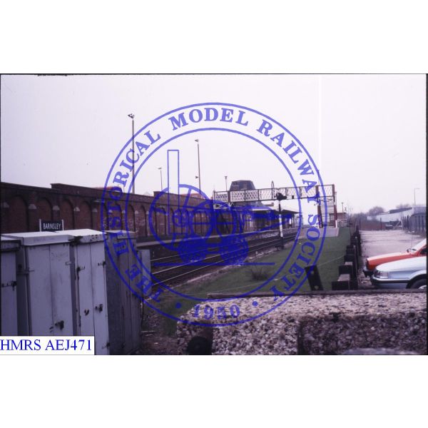 [AEJ471] Barnsley, Nbound platform, view NW along to rear of footbridge